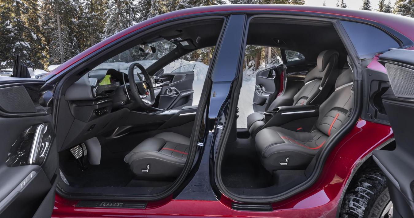 Ferrari Purosangue: 4 porte, 4 posti e 725 cavalli rampanti
