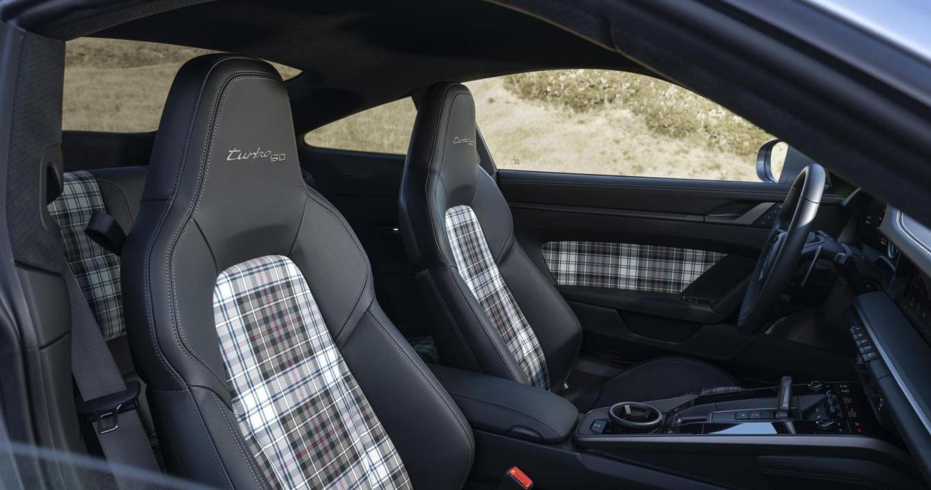 Porsche 911 Turbo 50th Anniversary Edition: prezzo, potenza, dettagli