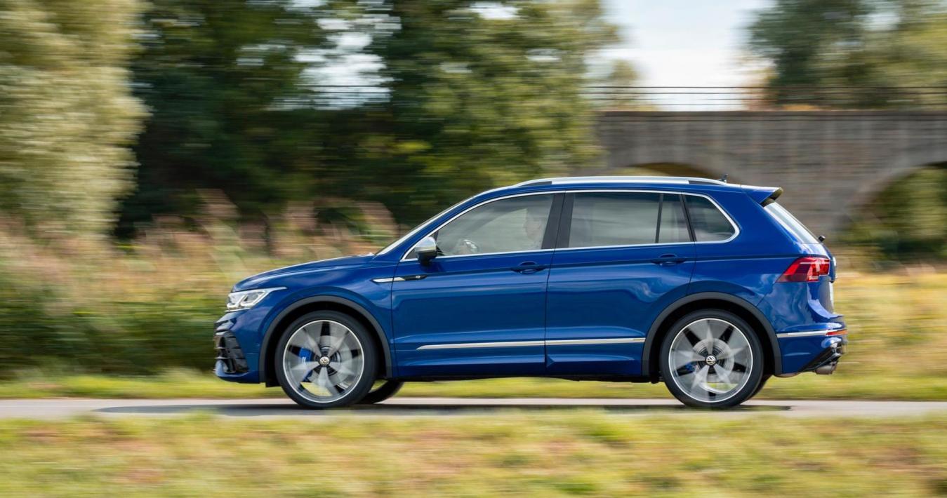Volkswagen Tiguan R: prova su strada della SUV da 320 Cv